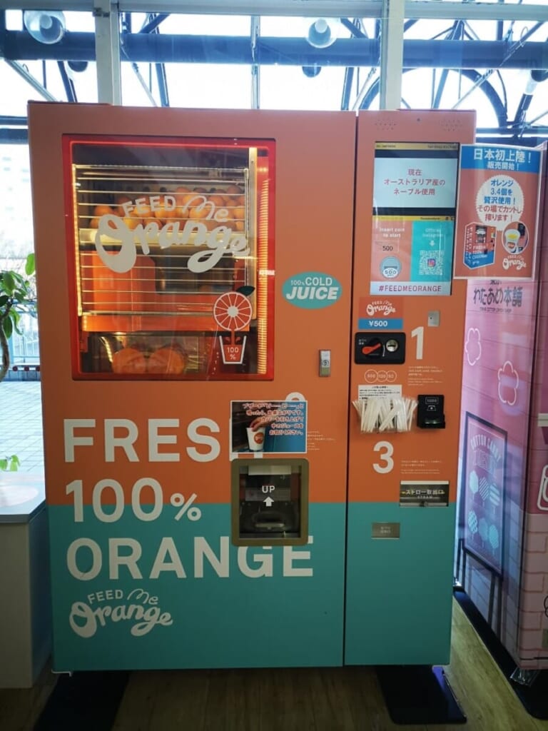 浦安で生搾りオレンジジュースの自販機を発見！話題のFeed ME Orangeを飲んでみました。 | 浦安に住みたい！web